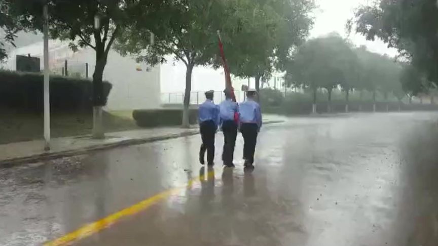 哥当年在学校也干过护旗手升旗手