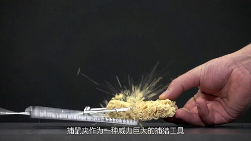 捕鼠夹威力究竟有多大?老外将新款苹果手机丢下,画面让人心疼!