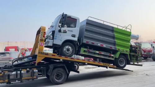 蓝牌洒水车出动!高效作业现场直击,城市清洁的幕后英雄