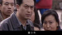 女孩被恶霸当街殴打,警察来了都不敢管,不料书记就在人群里