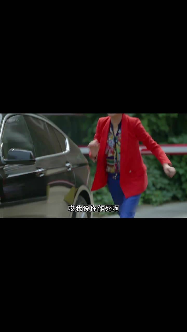 女人骑电瓶车不小心撞到了汽车