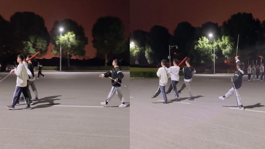 学生夜晚练习升旗仪式,女孩拔剑的动作太飒,网友:巾帼不让须眉