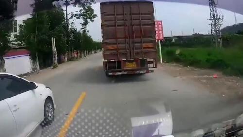 行车记录仪记录车主罪恶瞬间,这种车主心眼坏透了!