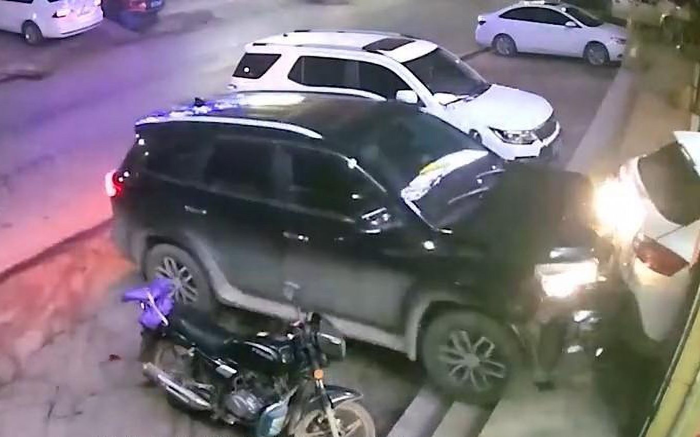 撞车广西一男子驾车故意连撞3次前车,现场传出巨大声响,女子淡定看完...