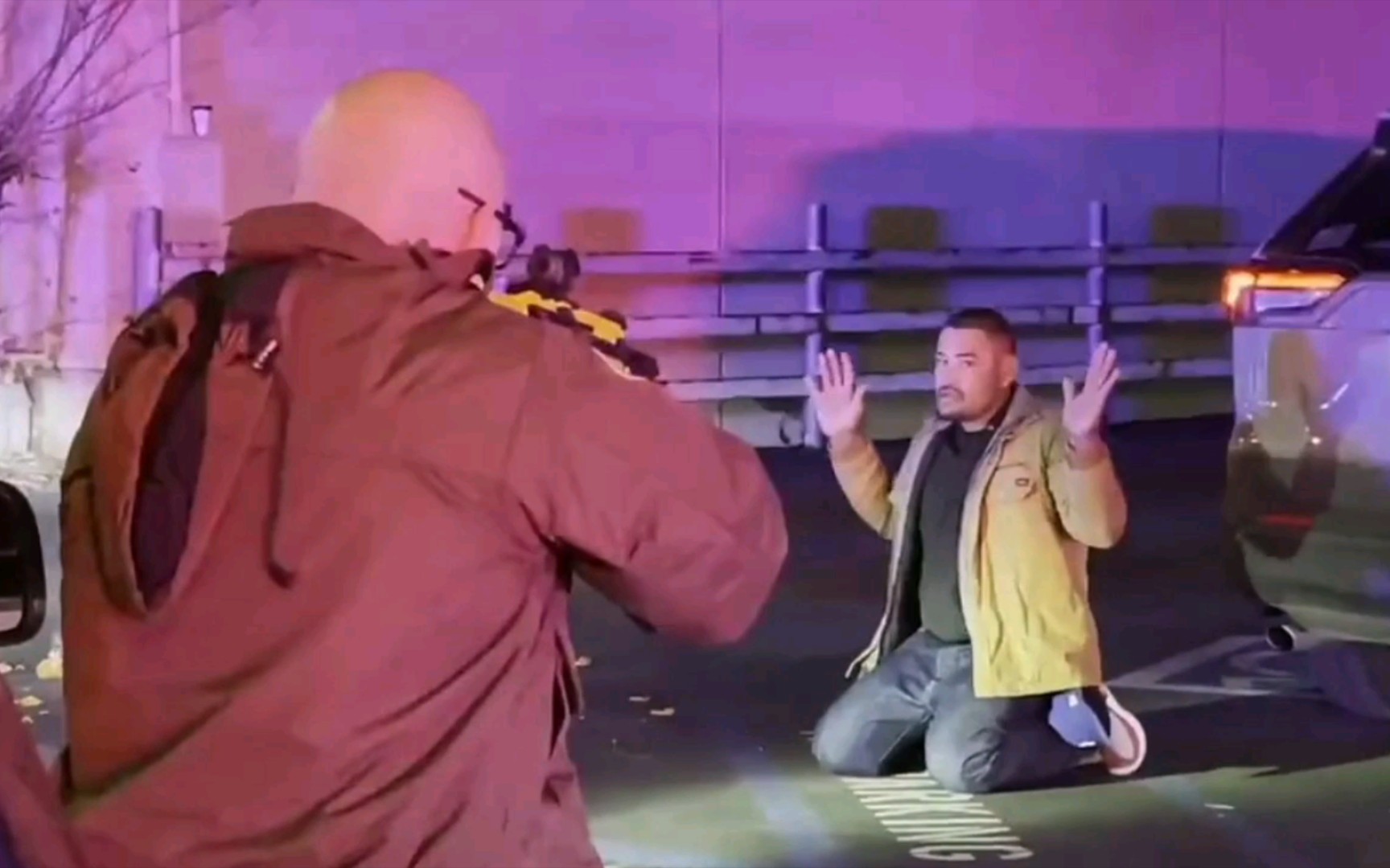 美警抓捕犯罪嫌疑人一套标准的执法流程