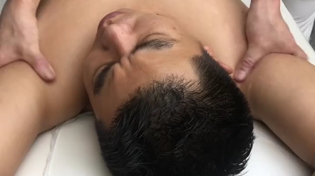 男士仰卧位胸大肌中府云门穴舒缓放松推拿按摩理疗男技师健康Spa。...