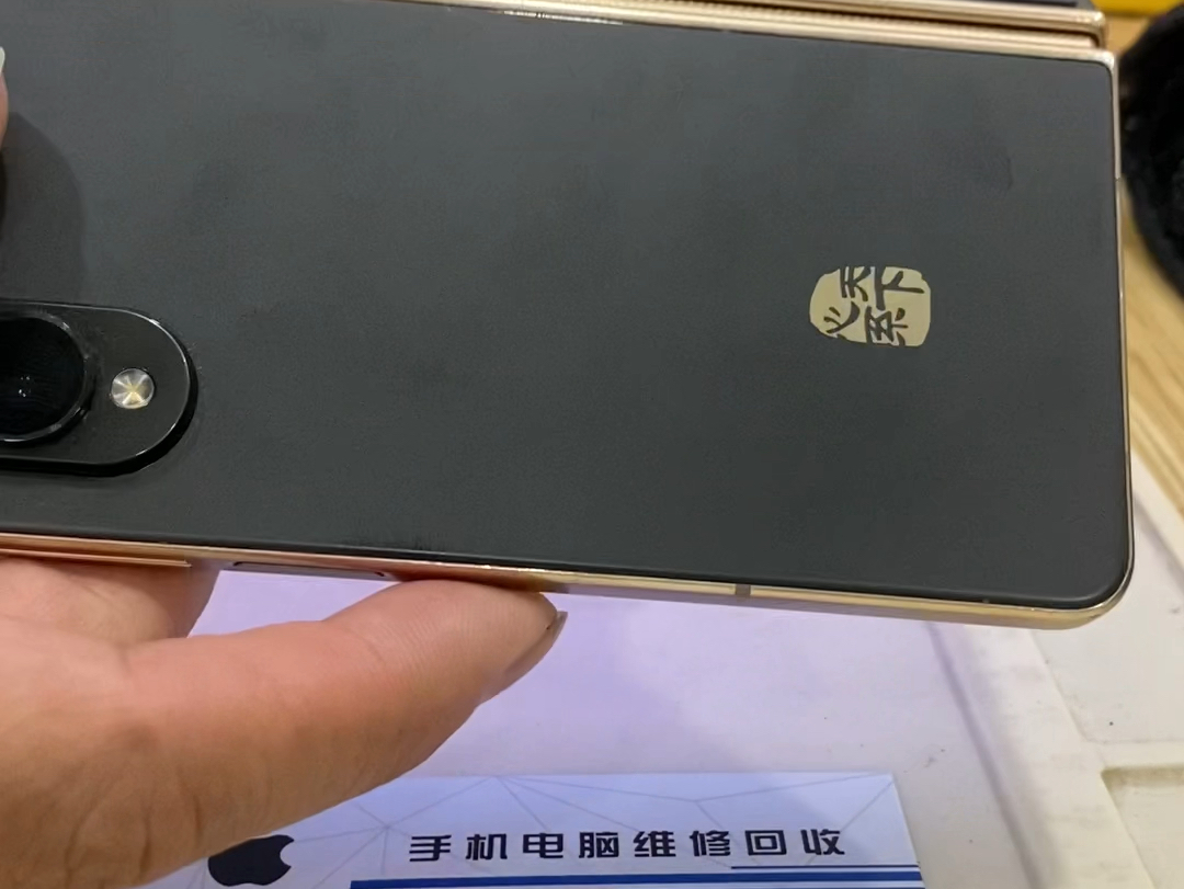 折叠屏维修转轴,三星W23然后屏幕是展不直,过来现场给客户维修转轴,...