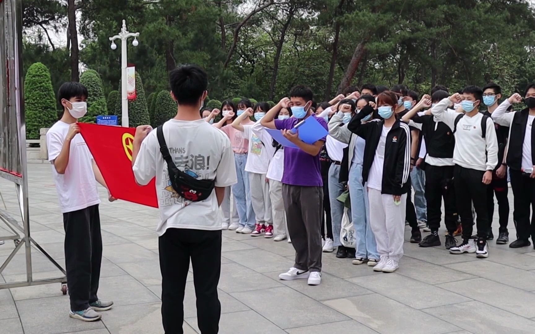 19软件Web1班“青春向党 奋斗强国”主题团日活动 重温入团誓词