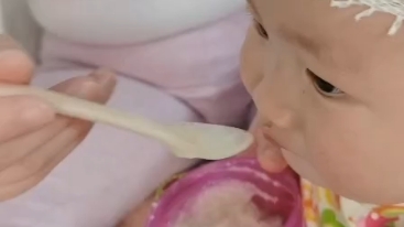 可怜的娃,支气管炎,打针漏了几次针,希望快好起来吧