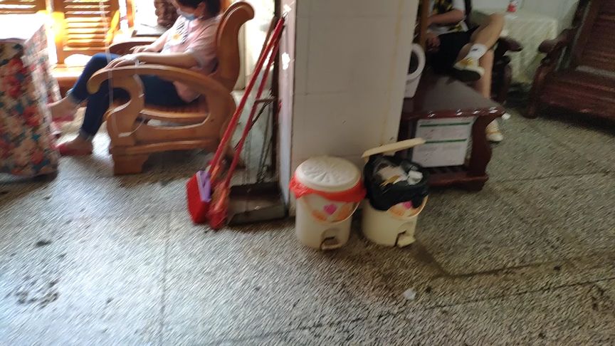 人生就是这样,半年了,又到这个小门诊打针,气管炎又犯病了。