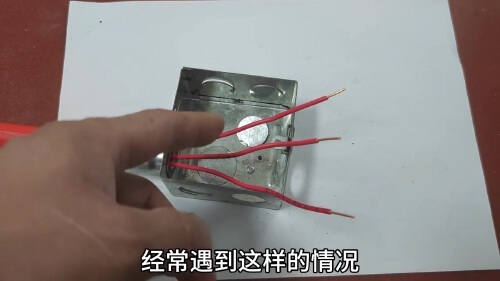 三根线一样颜色,很多人不会区分零线和地线?师傅用一个电笔找出