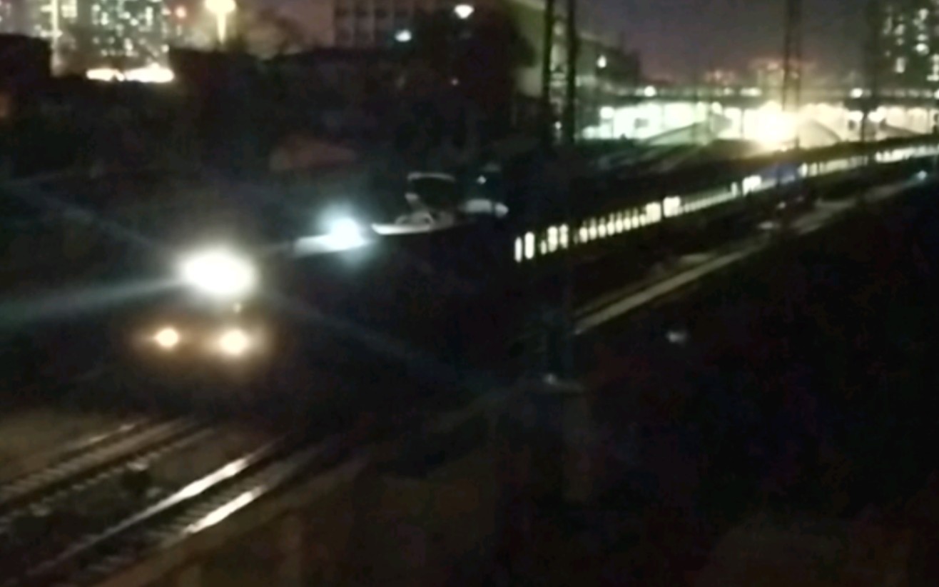 4月8日齐齐哈尔拍车:T332次列车(讷河~大连)驶出齐齐哈尔站