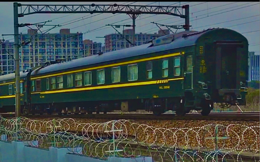 【春运】K123次列车通过杭州东站普速场,列尾挂WX25K型检测车