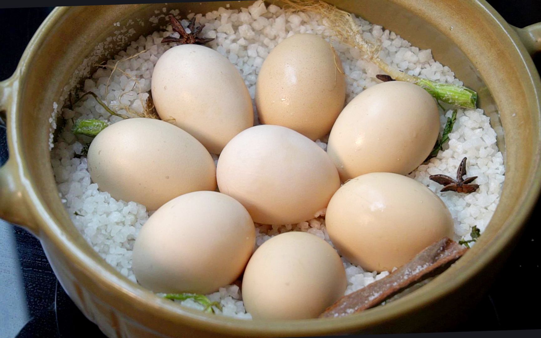 【我是马小坏】客家传统美食:古法盐焗鸡蛋!多放这3种配料,咸香入味,...