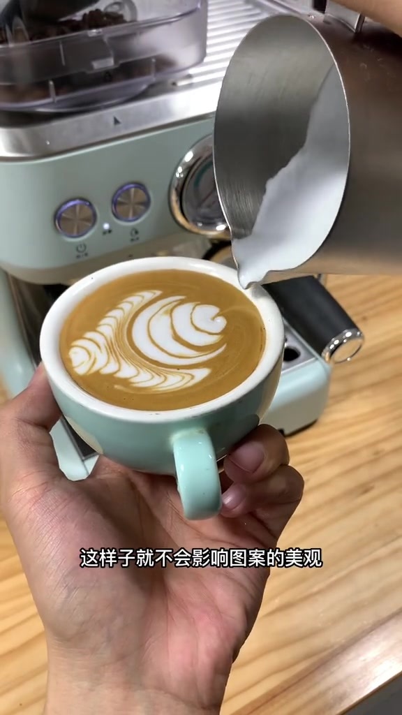 今天我们来学习如何使用,家用咖啡机轻松打发一杯好的奶泡…