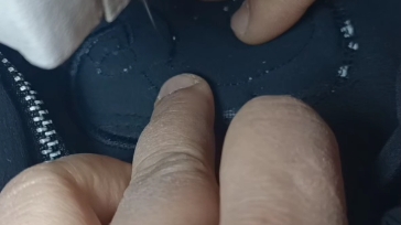 玩烟花衣服烧了个洞,可以绣补的哦