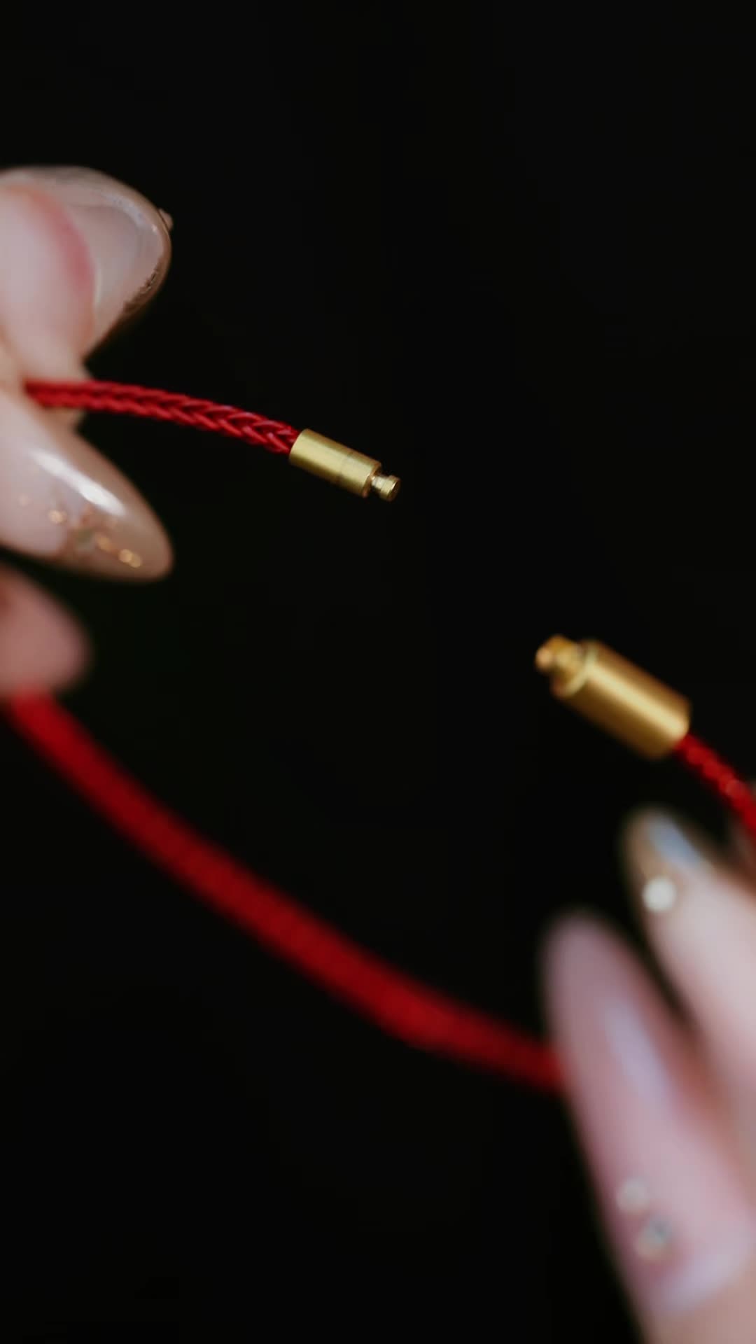 极细的红绳,卡扣的结构,市场上很少见,可以串各种各样的珠子。非常受用