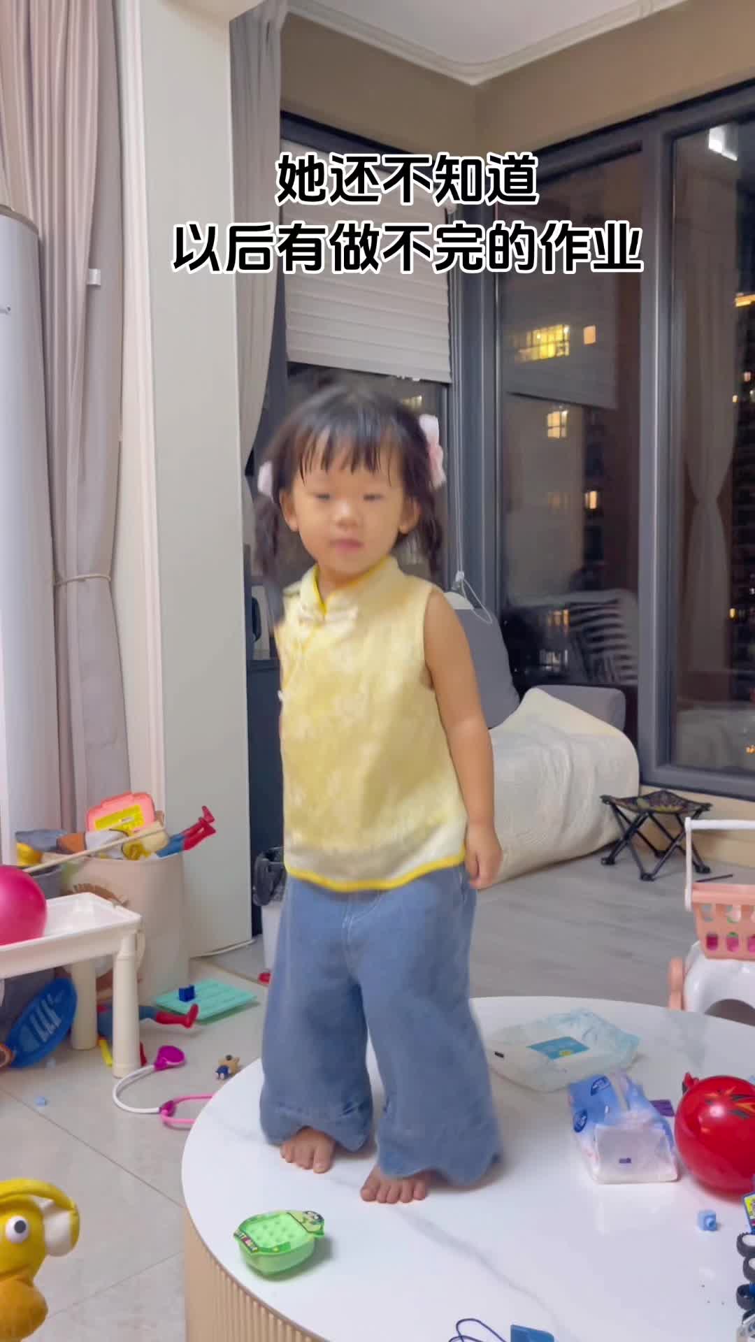 ...幼崽可爱瞬间 蒜鸟蒜鸟,还是不告诉她了。#萌娃跳舞 #记录成长过程