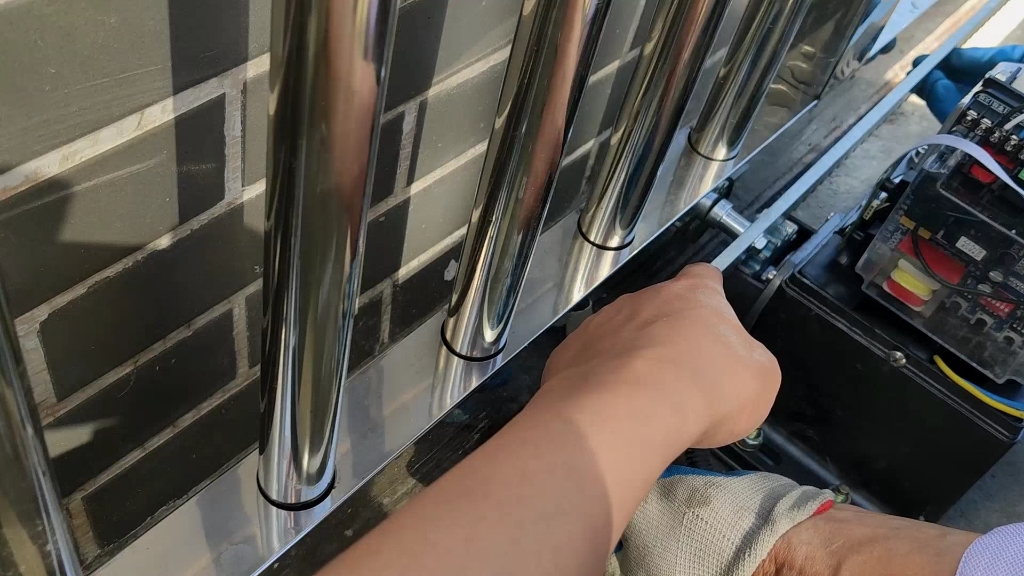 测试电机开关到底可以接触到齿条