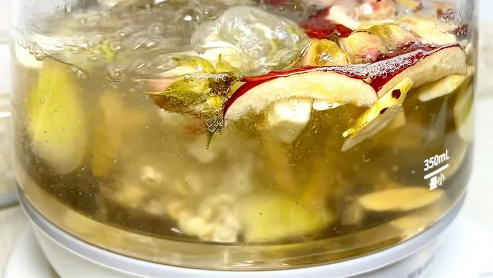 秋天多用红枣搭配它一起煮水喝,脸色红彤彤
