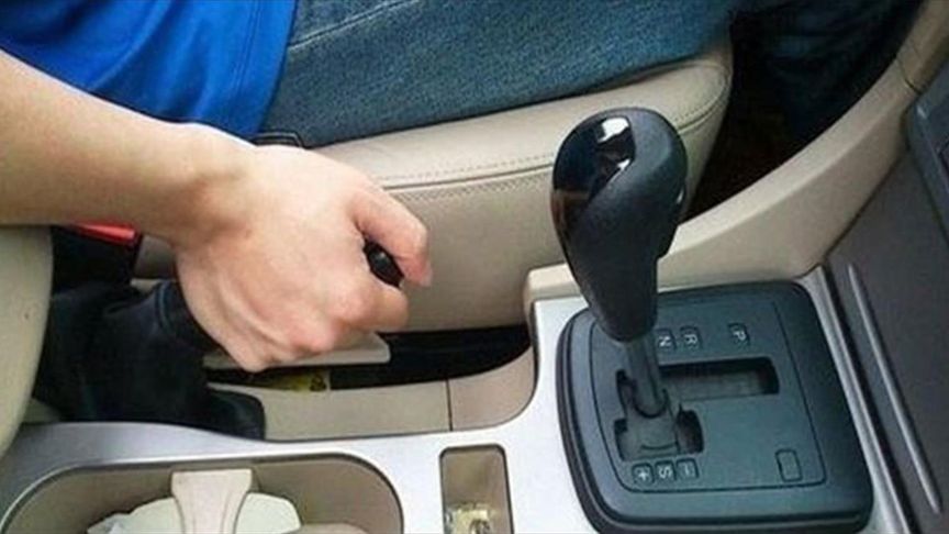 自动挡起步,先挂D档还是先松手刹?很多老司机都做错,太伤车了