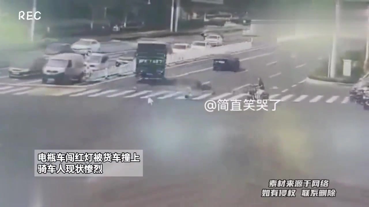 电瓶车闯红灯被货车撞上,骑车人现状惨烈