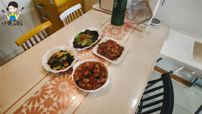 厨房忙碌一个小时,中午12点饭菜准时端上桌,孩子回家就有热饭吃