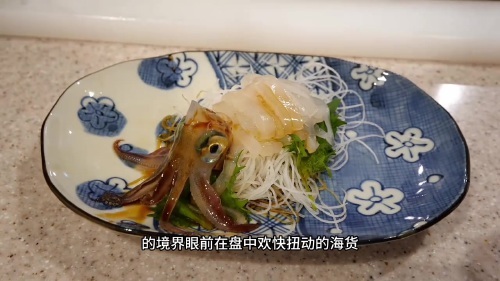 鱿鱼在出神入化的刀工处理下,两套神经系统都发挥着作用,即便头身...