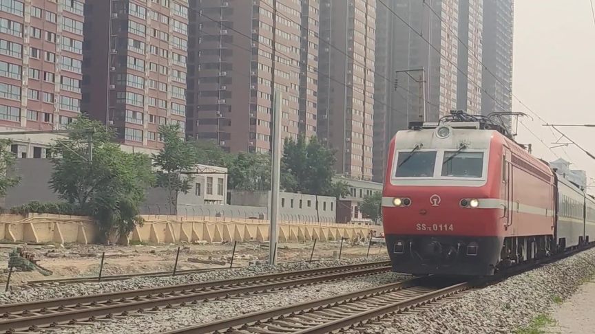 陇海铁路公园机位拍车,Z105次出站低速通过#火车迷 #铁路摄影