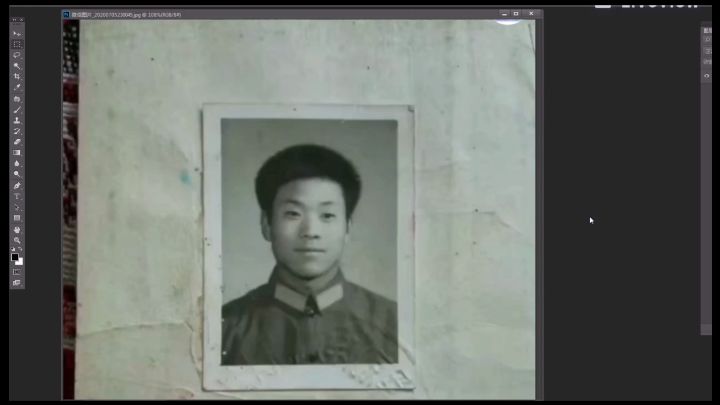 这么模糊的老照片,都修复好了,还能修清楚,竟然还变成彩色了。