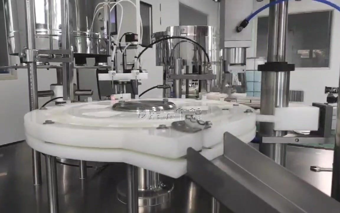 全自动西林瓶液体灌装旋盖机 液体灌装旋盖机过程视频