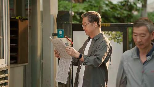 七旬老汉杠上女科学家,疯狂投稿报纸狂赚稿费,结局让人直呼过瘾!