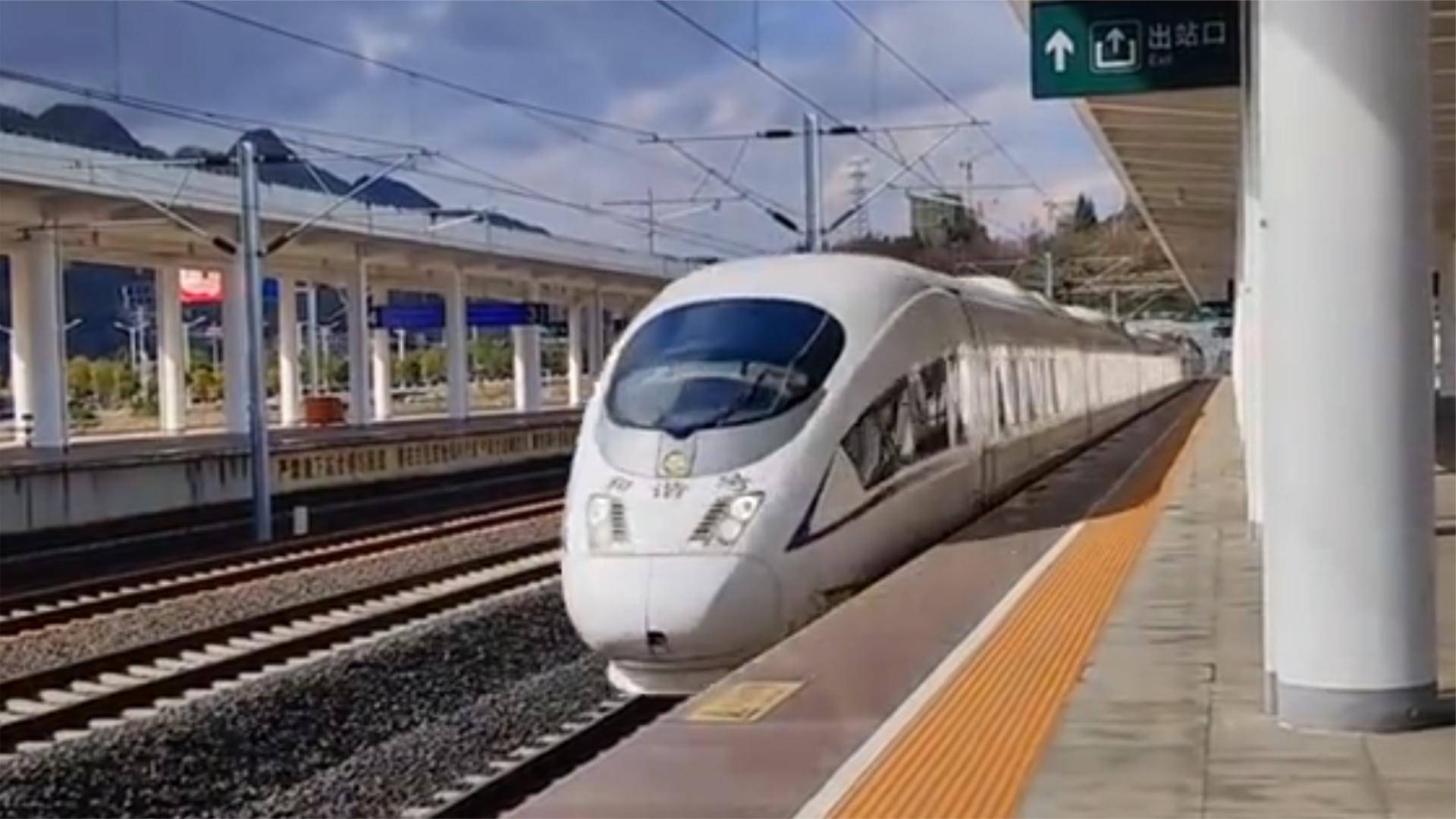 事发D4982次列车,凌晨12点到站,停站近5个小时,12306回应