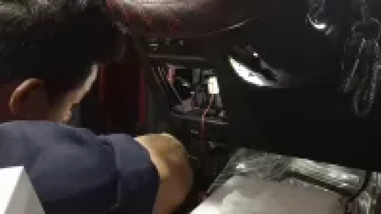 记录仪安装过程, 接的保险盒。