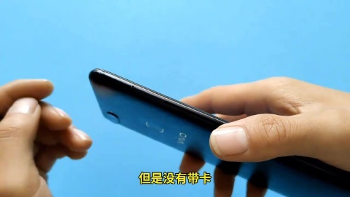 当你发现没有卡针的时候,如何才能轻松取出手机卡?这里有个超简单的...