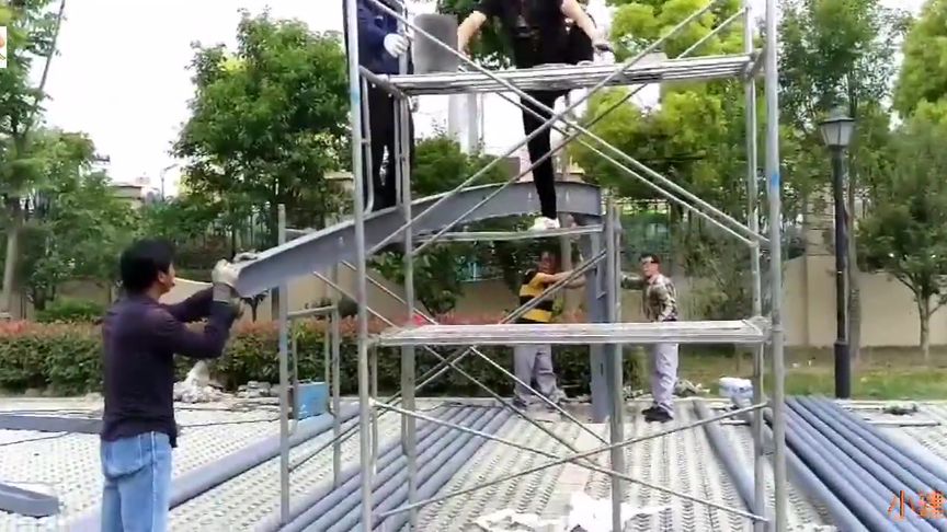 膜结构车棚施工过程!还没建好师傅就跑到顶上了