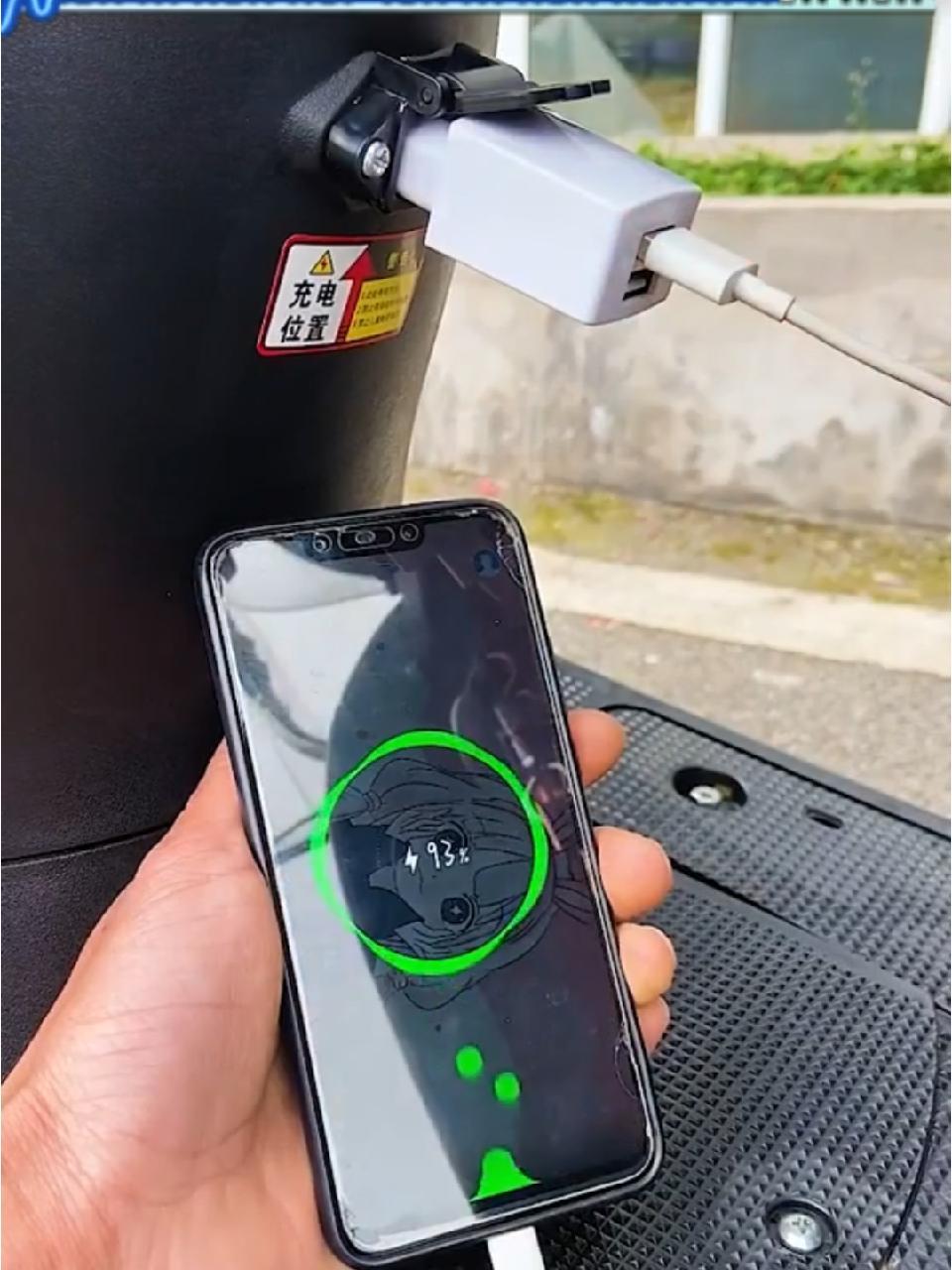 电动车手机充电器插电瓶车就能给手机充电,你跑个外卖啊,送个快递啊,...