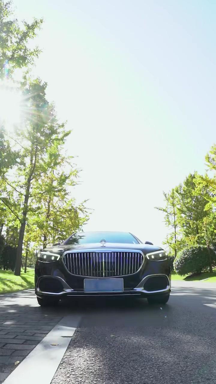 【糟糕!我在月湖园被霸总拿捏了】本剧,故事场景设定在繁华热闹的...