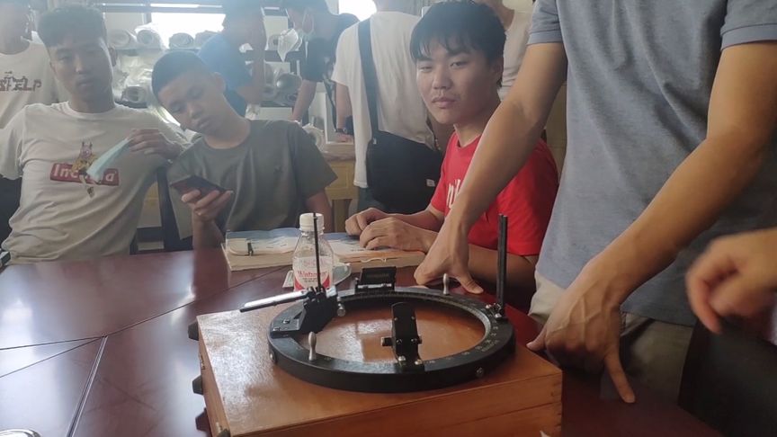 今天去上专业课啦,带你们看看航海学六分仪