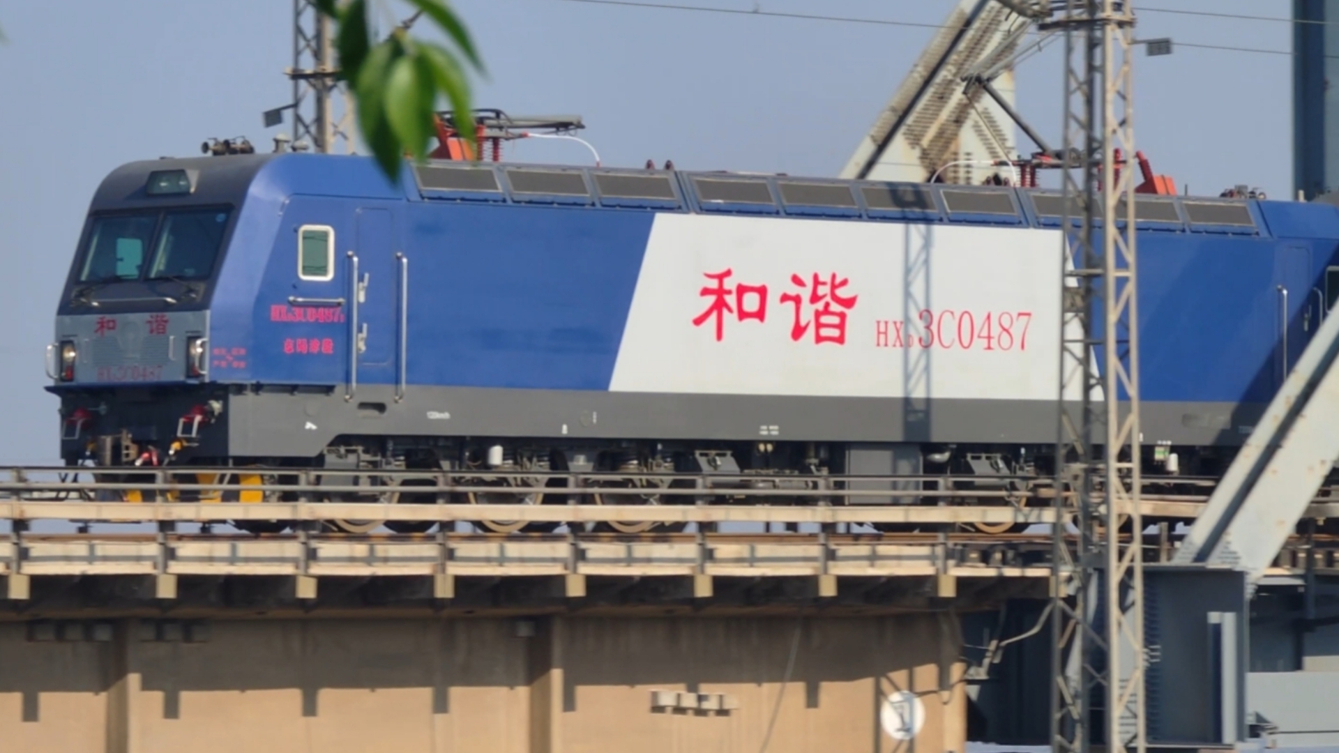 哈局悠享龙江号旅游列车南下,客车Y64次北塘站两道通过去183线路所...