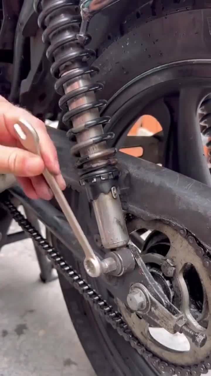 如何快速拆下危险弹簧减震器?小心夹手!