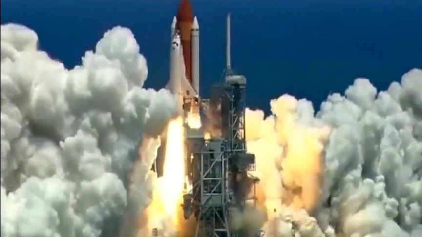美国大佬做了一个实验,看看是火箭速度快,还是井盖飞得快!