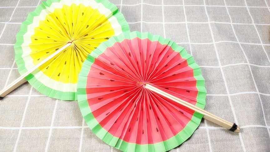 小时候买不起扇子,就用纸做一个折叠扇,那风比现在的空调还舒服