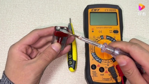 在没有标识的9V电池面前,如何轻松分辨正负极,让你不再困惑?
