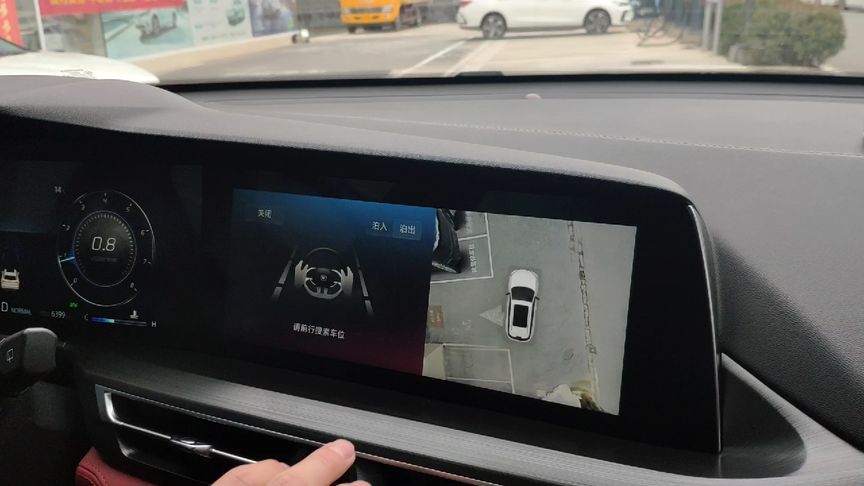 长安汽车自动泊车。