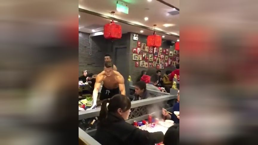 这家饭店的服务员很有特点,吸引了不少美女来这吃饭呢