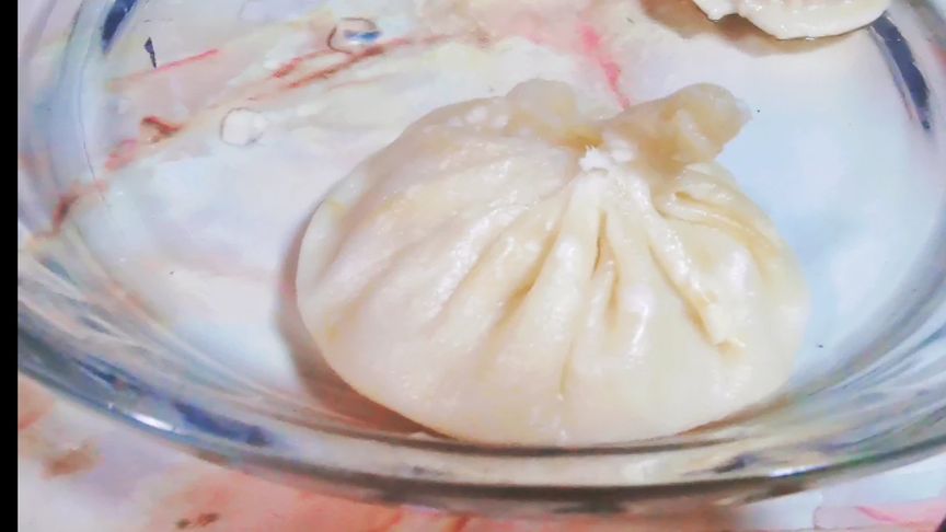 皮薄如纸,吹弹即破,皮内富有皮冻制成的馅料～灌汤小笼包
