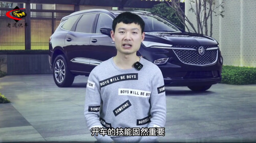 开车在直行加右转道上等红灯,遇到后车狂按喇叭,你会怎么办?