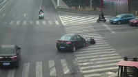 监控:轿车转弯撞翻直行电动车,没人受伤,这场事故责任该怎么算