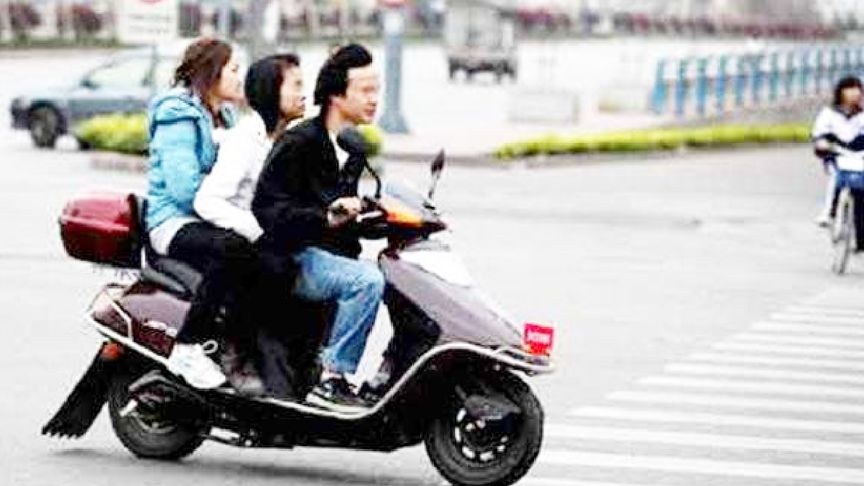 电动车上牌照要交100元,农民不愿意,专家:他们很缺钱吗?